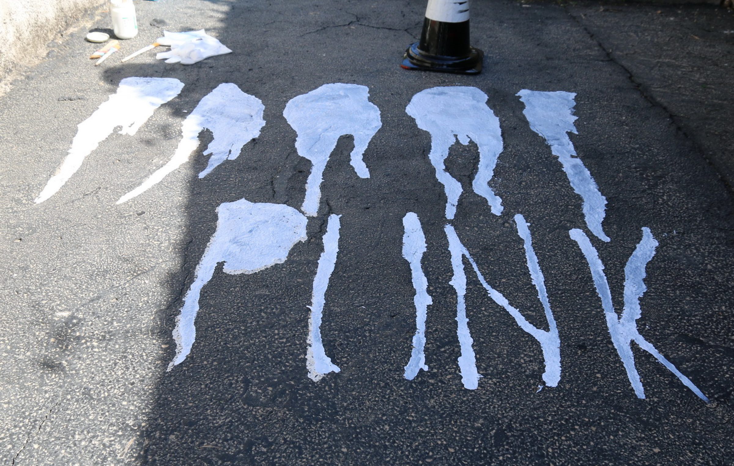 U OKU KAMERE: Bašćanska ploča popularne kulture - Obnovljen grafit ...