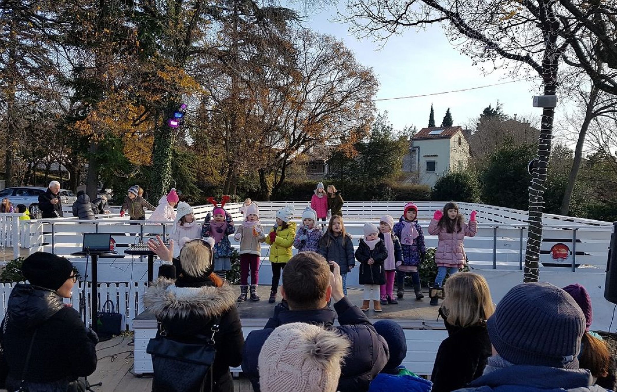 Brojni posjetitelji uživali u još jednom adventskom vikendu na Gradini ...
