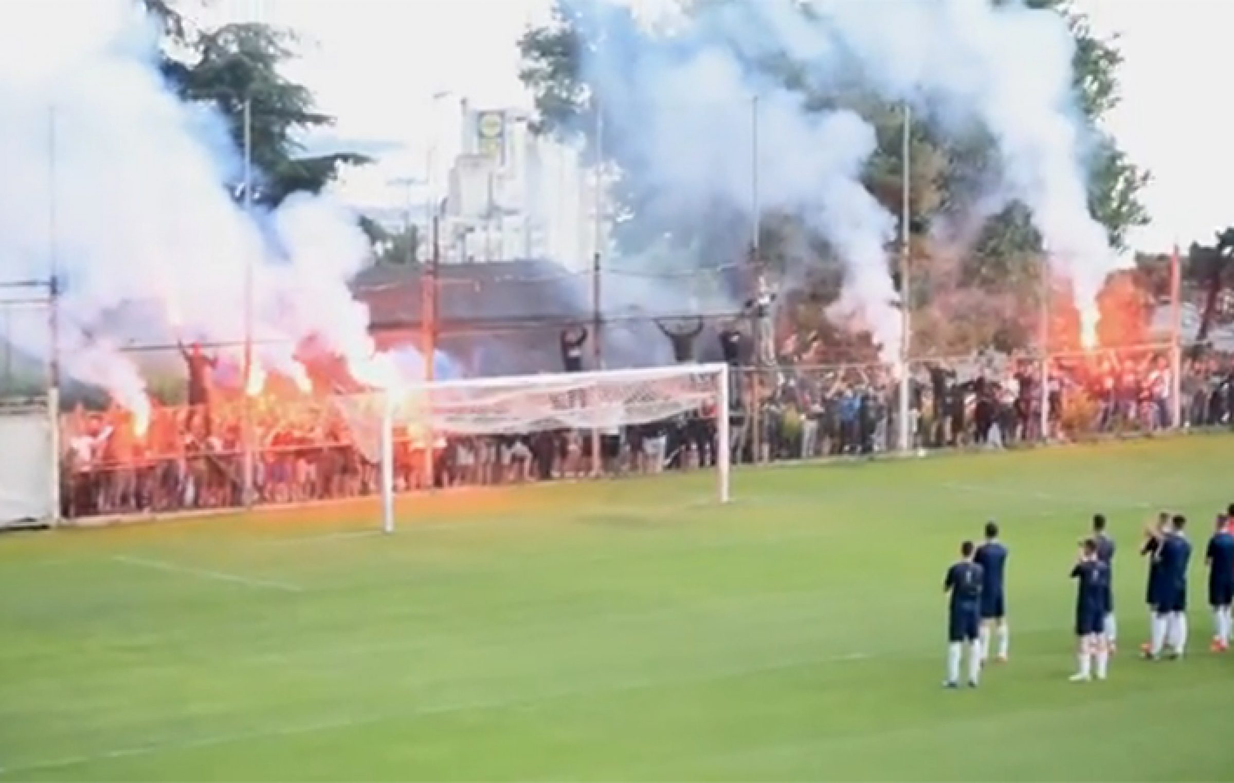 VIDEO Armada navijanjem i bakljama podržala bijele uoči nastavka sezone ...